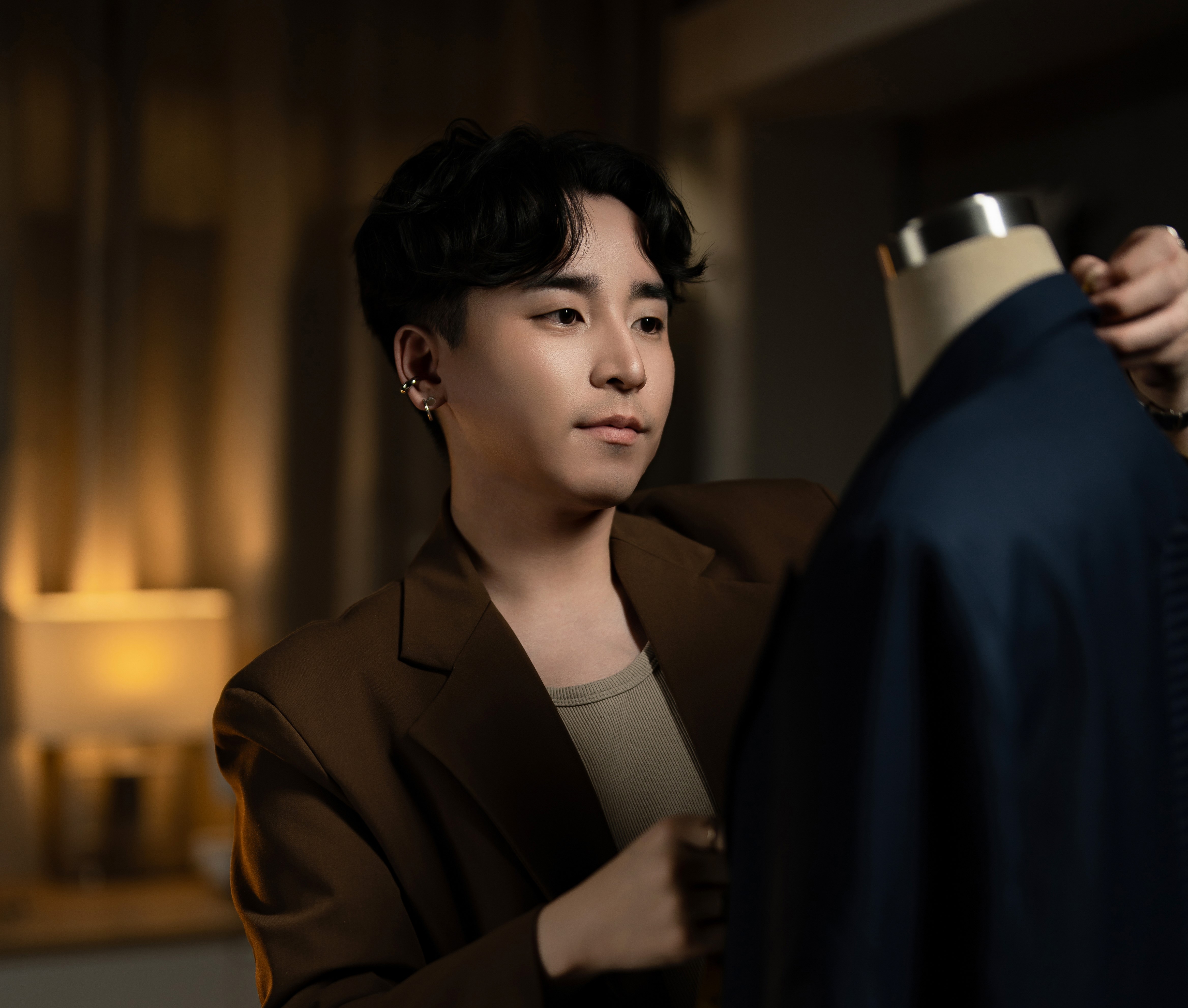 DHL 聯乘本地設計師 ANGUS TSUI | 升級再造 DHL 制服系列 | DHL Express 香港